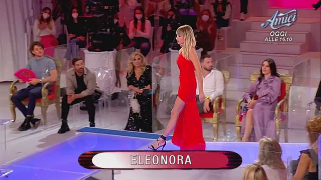 La sfilata di Eleonora Un cocktail d’amore con te - Uomini e donne Clip ...