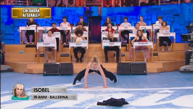 Isobel Flowers 12 marzo - Amici Clip | Witty TV