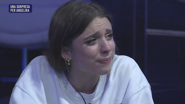 Angelina e il messaggio della mamma 12 maggio - Amici Clip | Witty TV